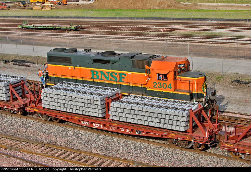 BNSF 2304 and BNSF 922117